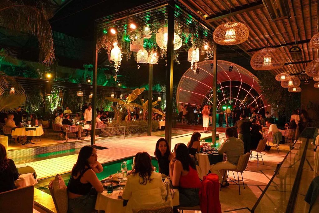 Diner spectacle à Marrakech : meilleurs restos & shows 2025
